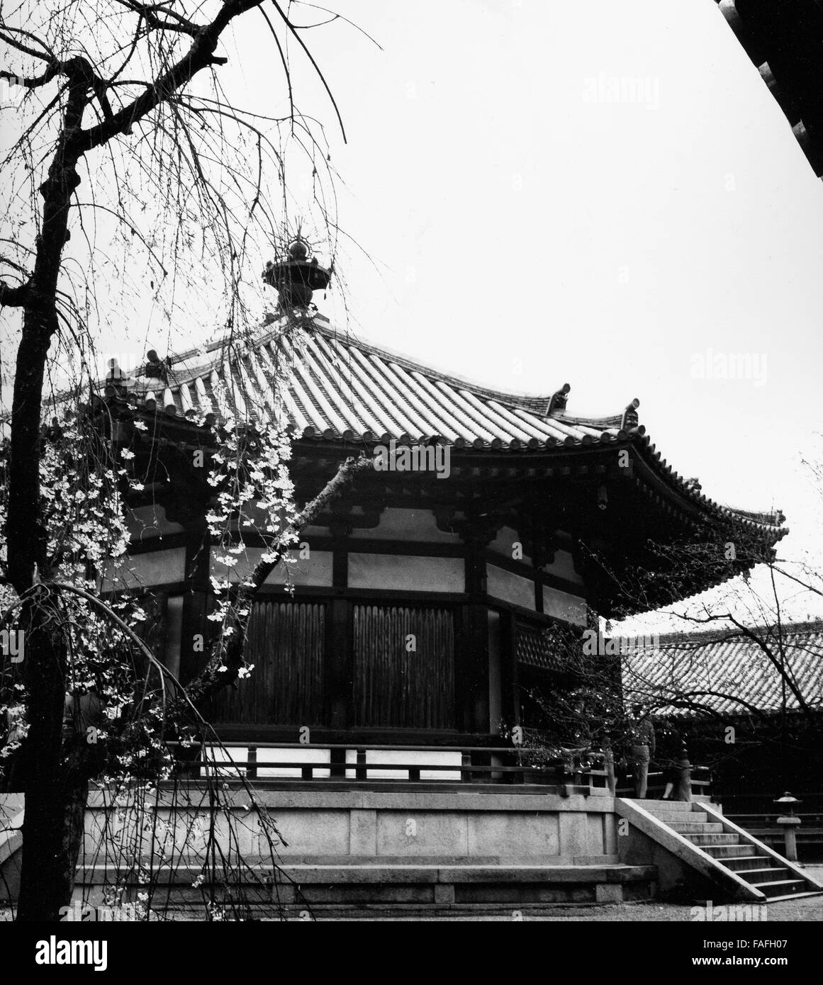 Rundgebäude in einem Tempel au Japon, 1960 er Jahre. La construction ...