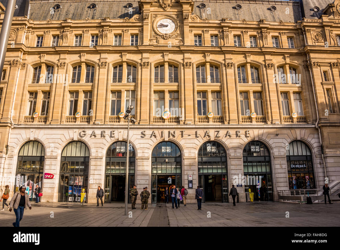 Paris gare saint lazare train station Banque de photographies et d ...