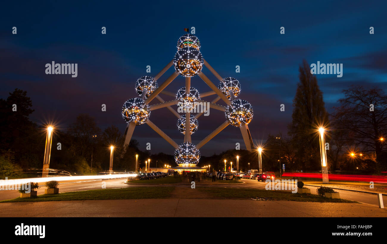 Bruxelles atomium la nuit Banque de photographies et d’images à haute ...