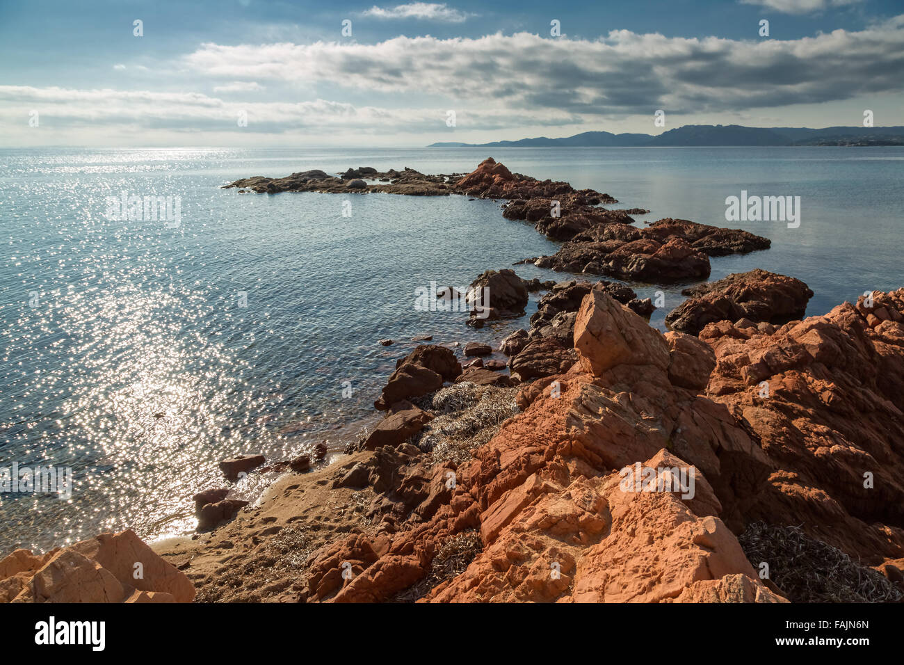 Piton rocheux de red rock en tendant le calme de la mer Méditerranée à ...