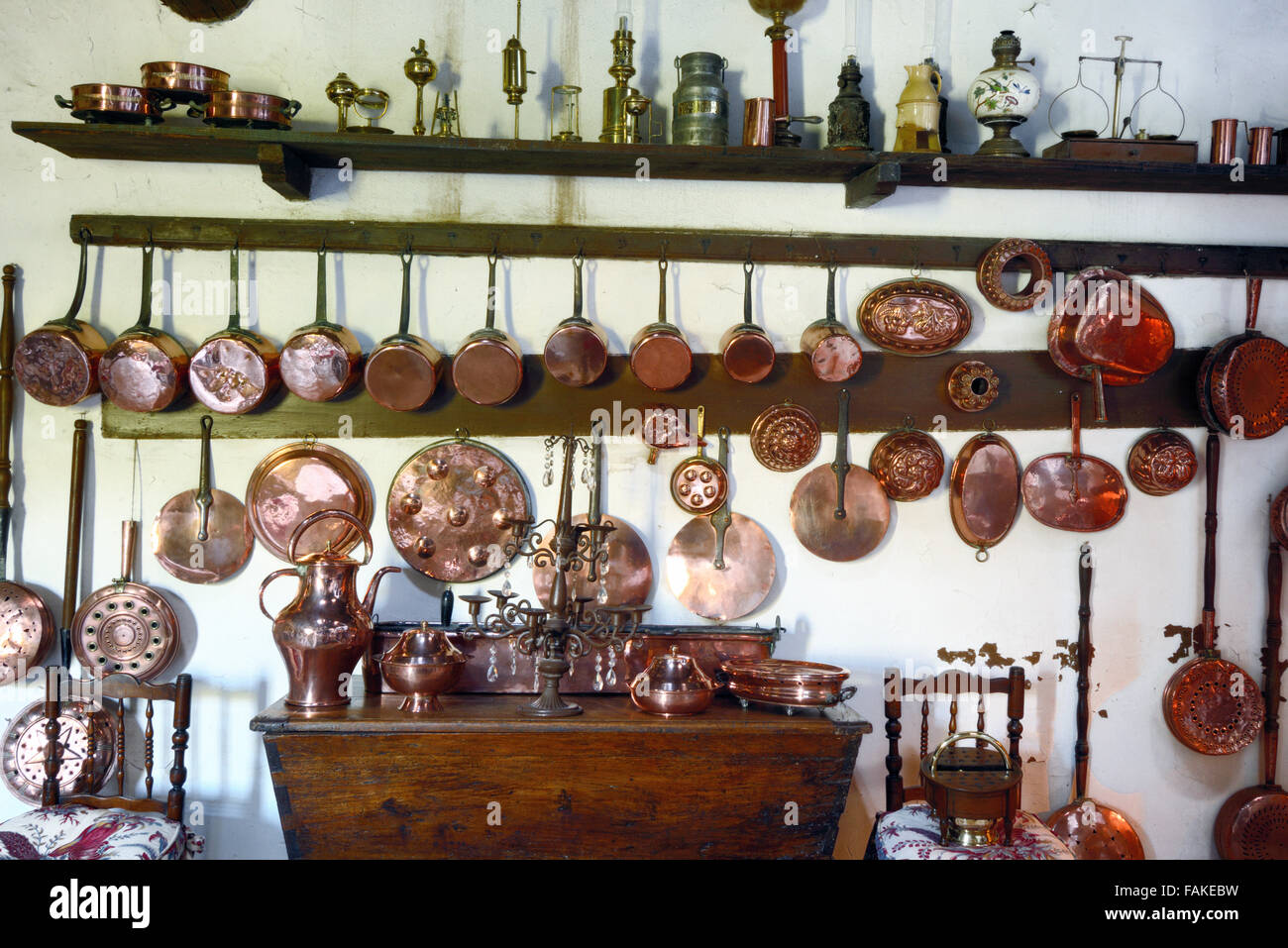 Des ustensiles de cuisine en cuivre dans l'ancienne cuisine de La ...