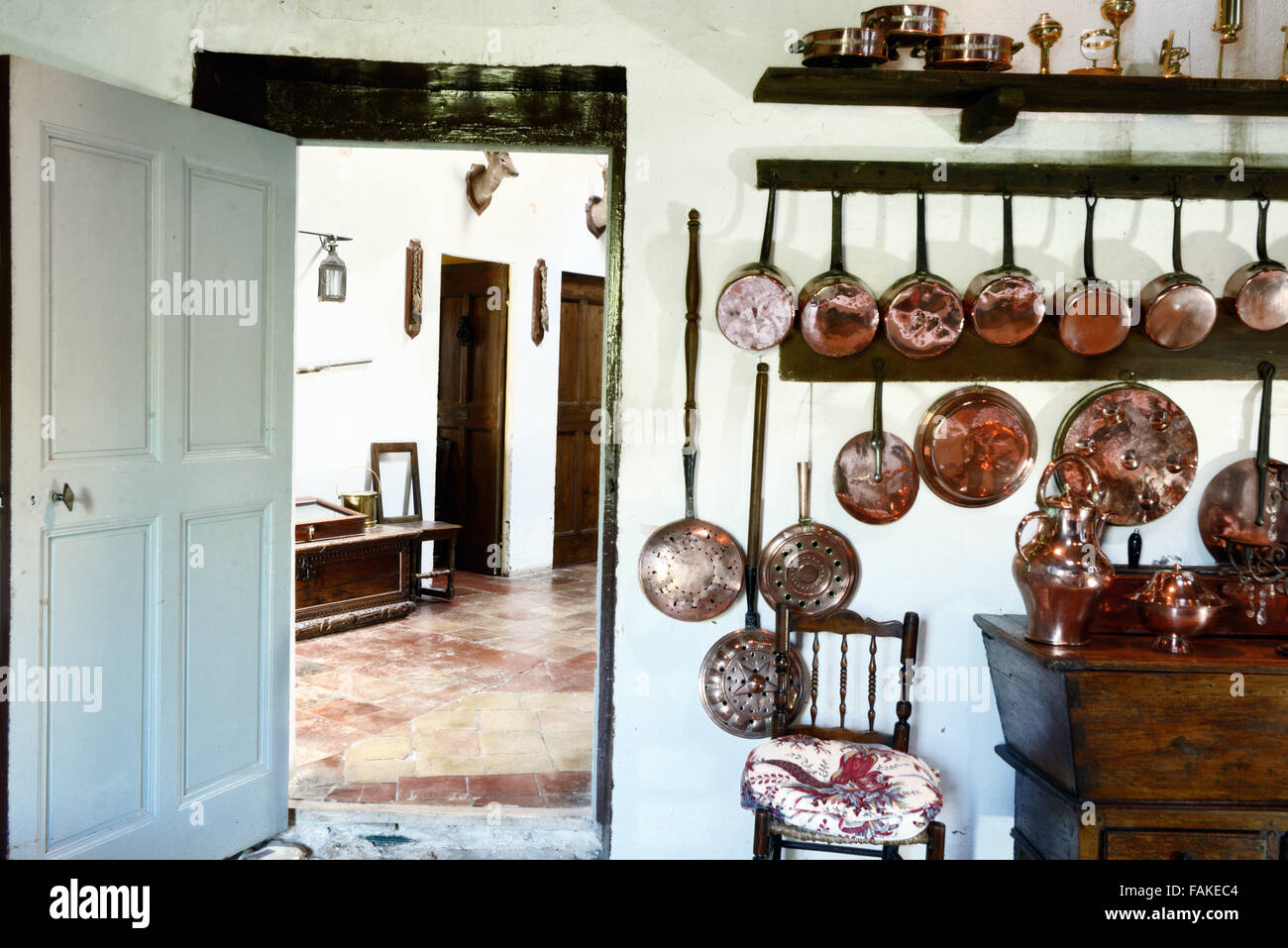 Des ustensiles de cuisine en cuivre dans l'ancienne cuisine de La ...