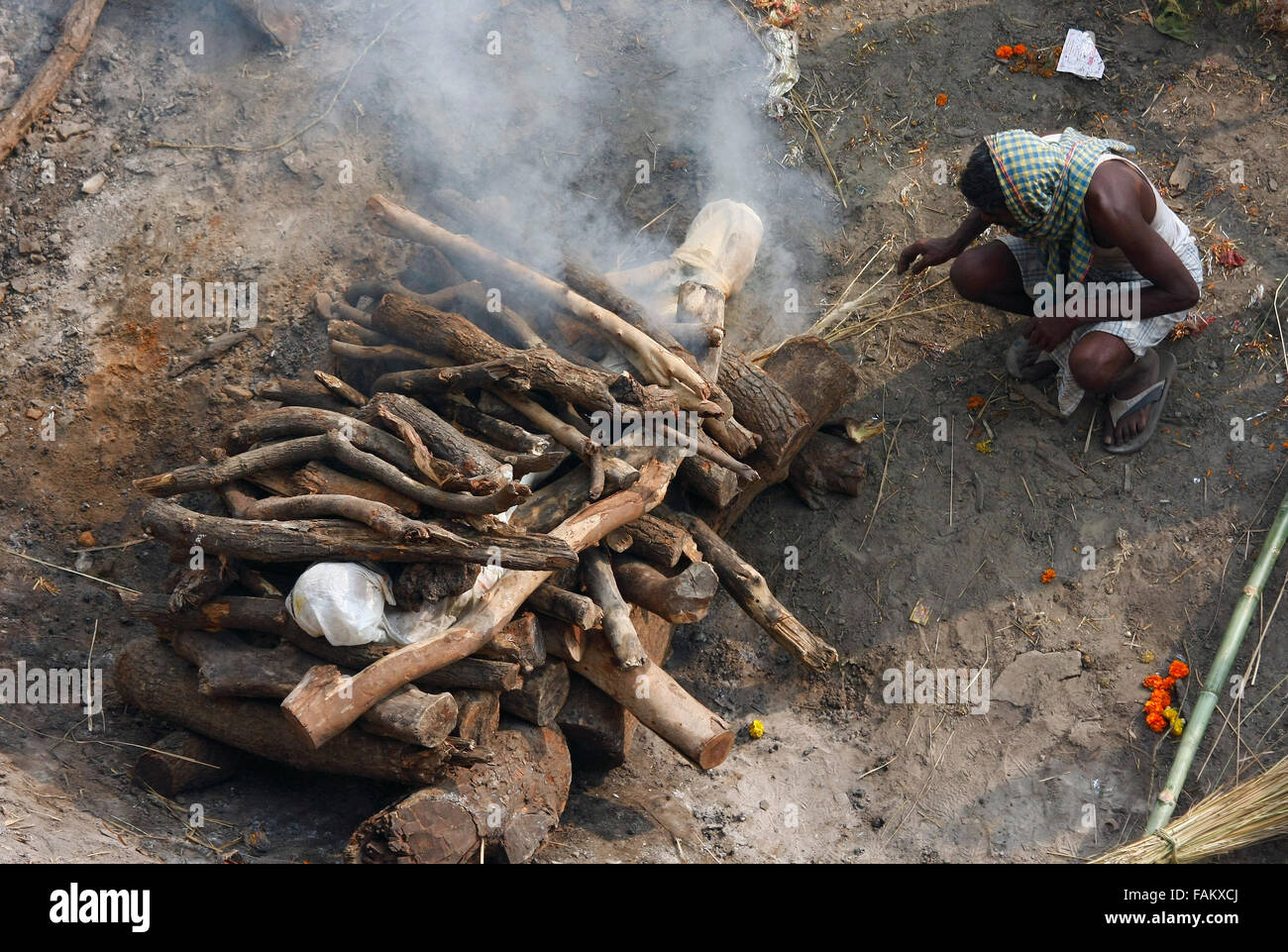 Varanasi cremation pyre Banque de photographies et d’images à haute ...