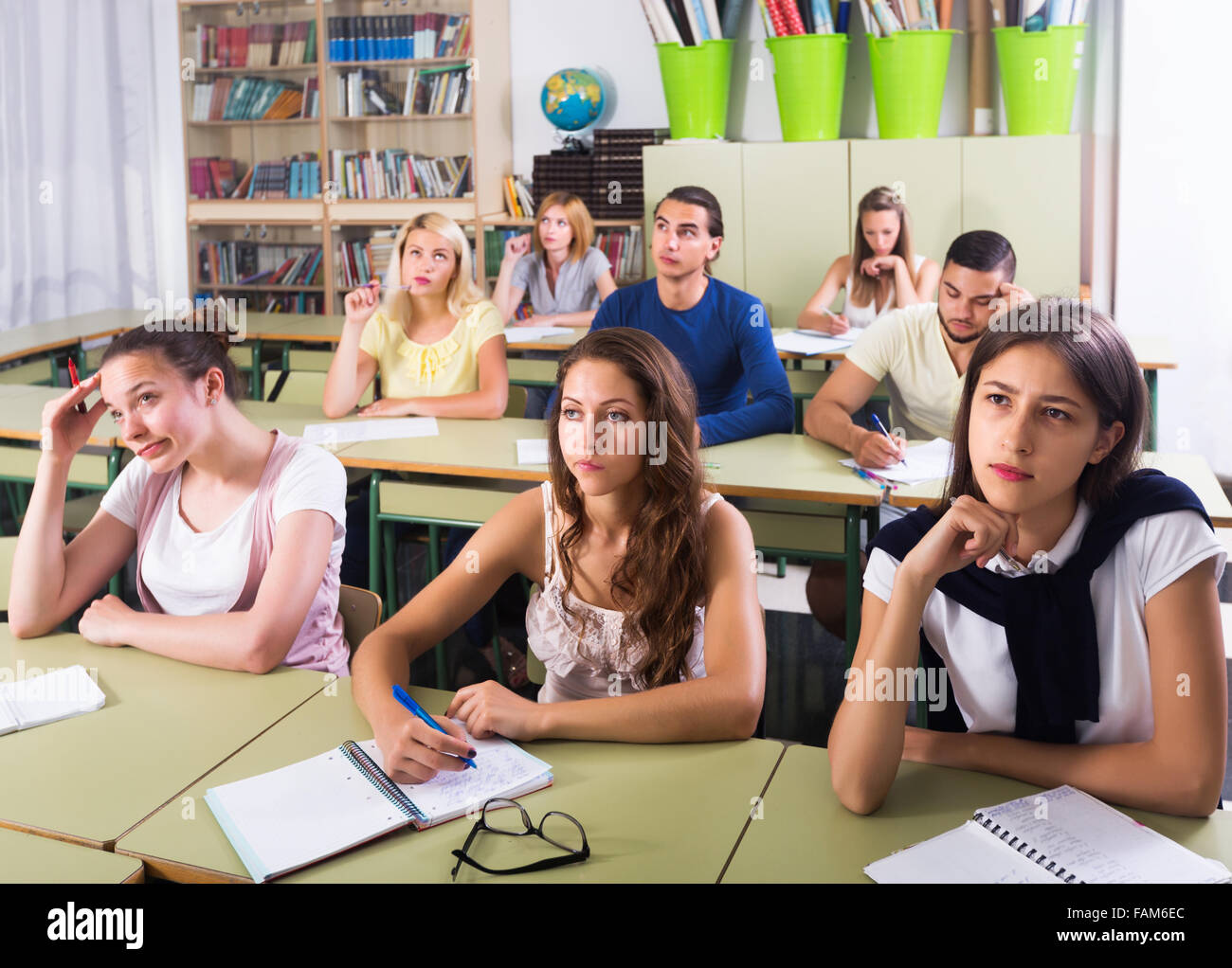Une écoute attentive des étudiants au cours de lecture dans la salle de ...