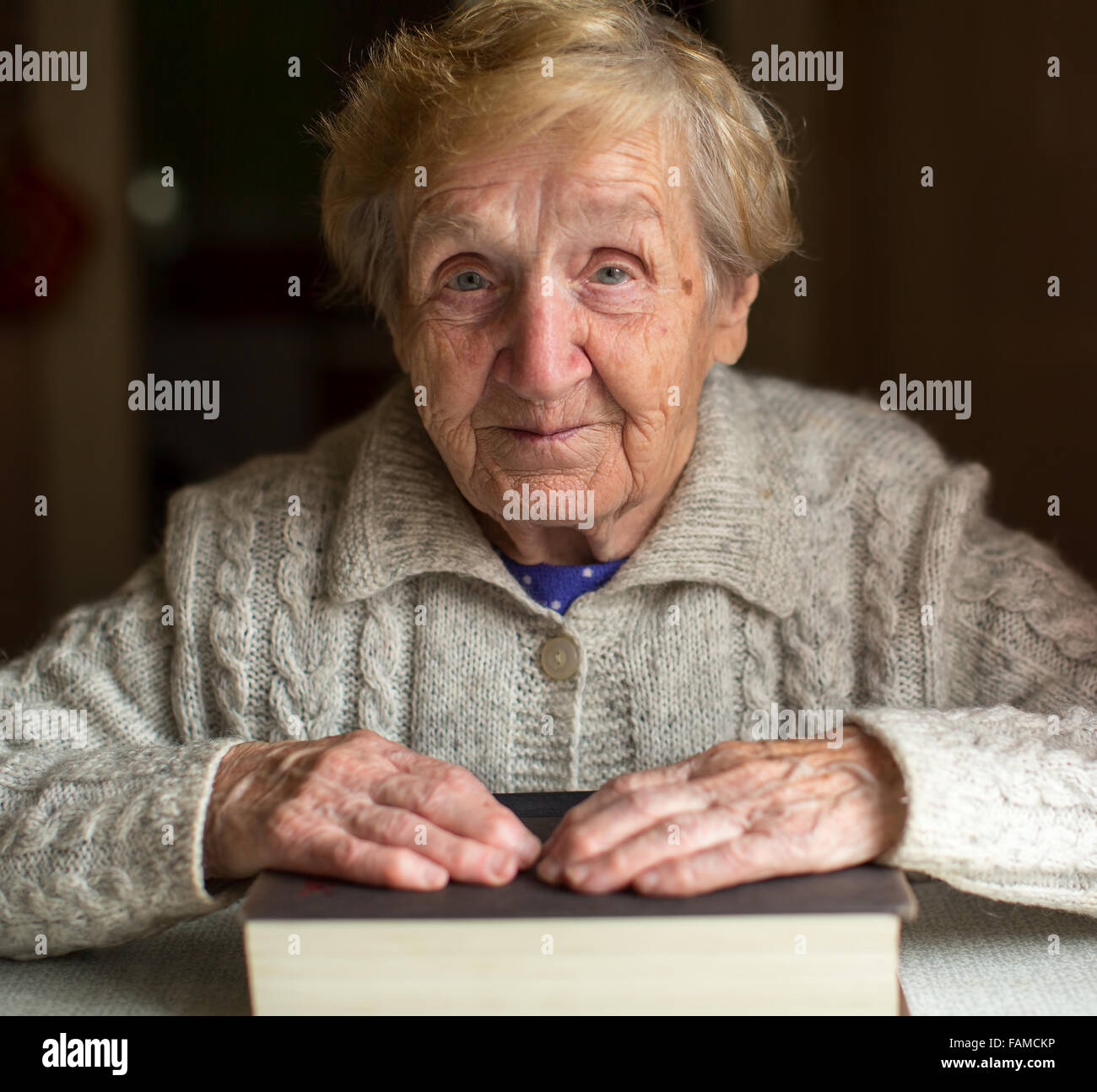 Une vieille dame avec un livre Banque de photographies et d’images à ...