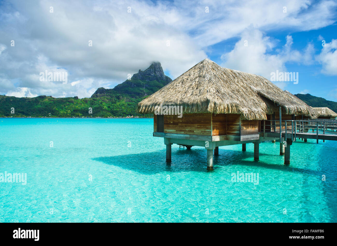 Luxury overwater bungalow au toit de chaume dans un centre de vacances ...