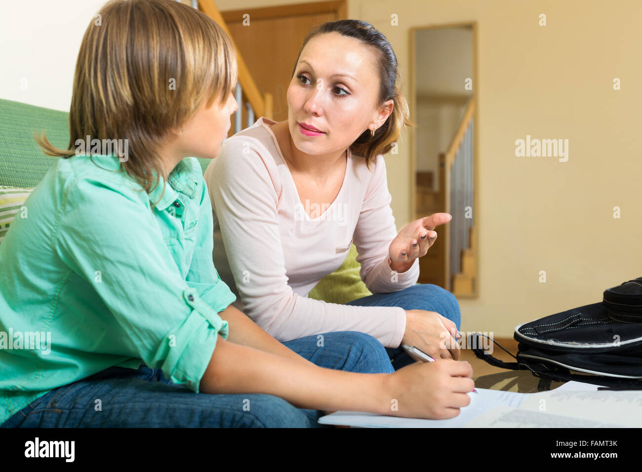 Mère Fils Adolescent Aidant à Faire Leurs Devoirs Photo Stock Alamy