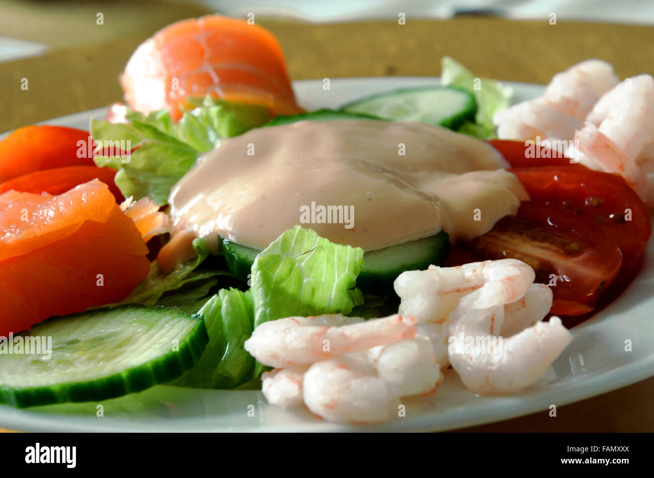 Premier cours d'un repas 3 plats - prawn cocktail de crevettes, saumon ...