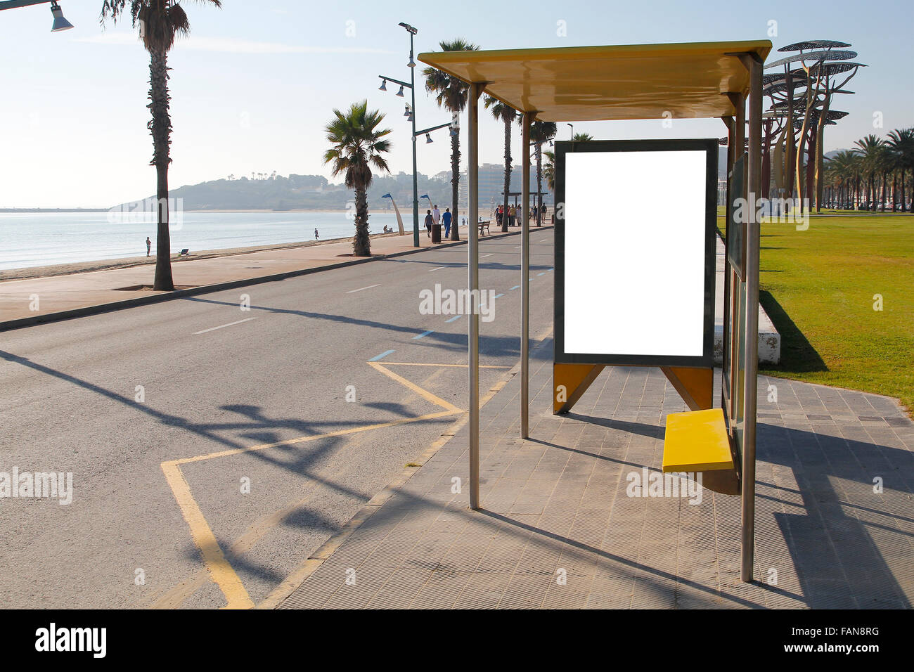 Arrêt de bus avec blank billboard pour publicité, à côté de la mer ...