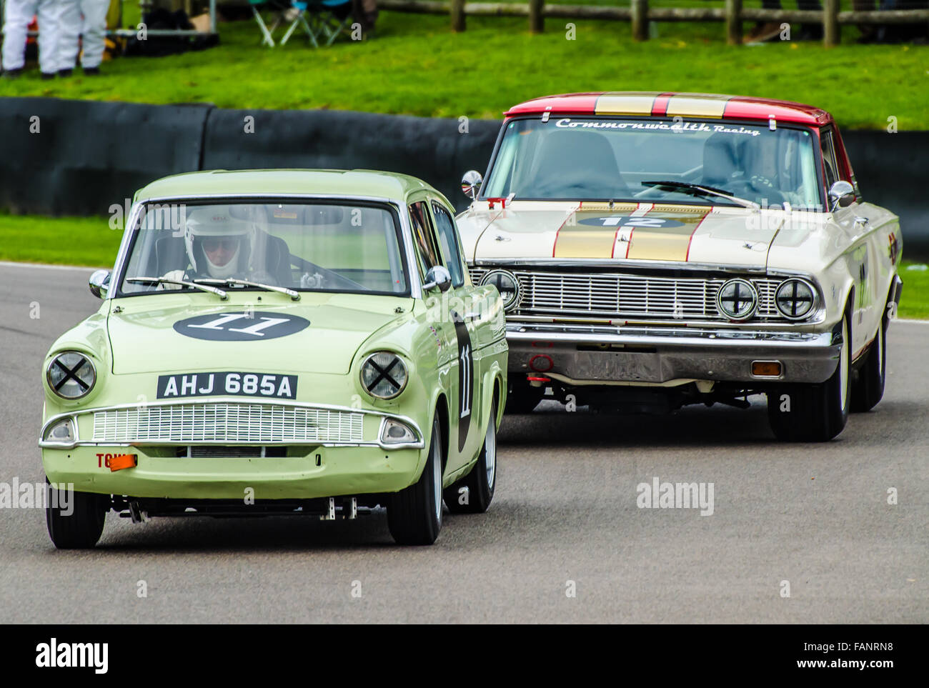 1960 Ford Anglia 105E appartient à 'Dragon' Theo Paphitis et conduit ...