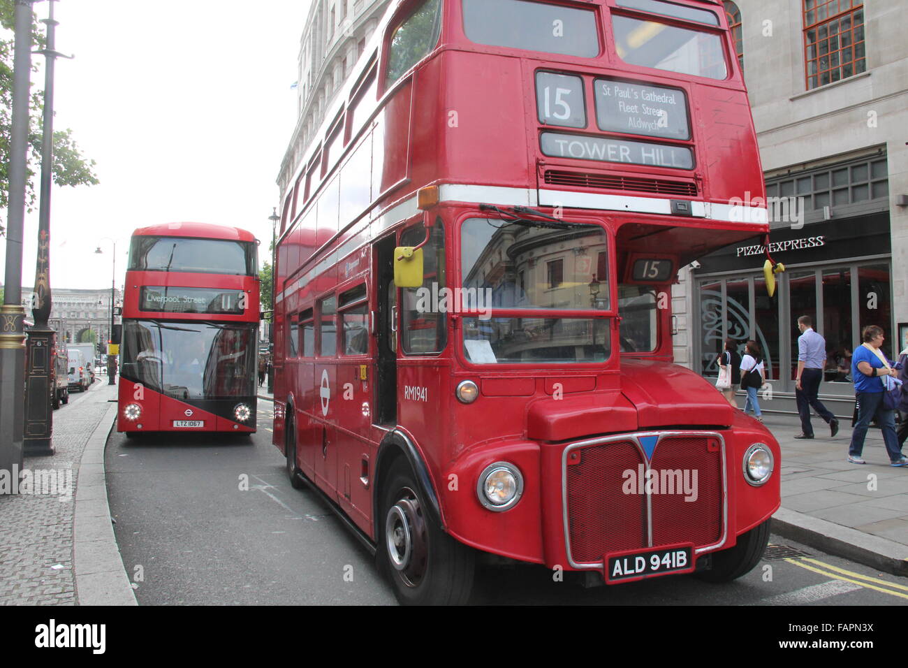 Ancien et nouveau routemaster Banque de photographies et d’images à ...