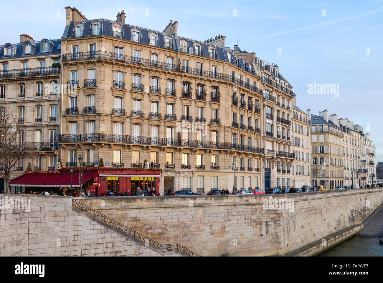 Paris haussmann dusk Banque de photographies et d’images à haute ...