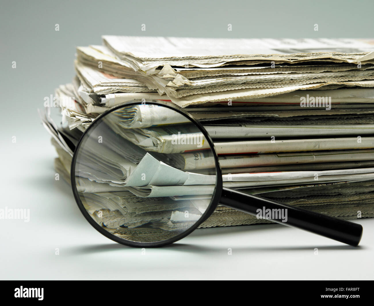 Verre et journal Banque de photographies et d’images à haute résolution ...