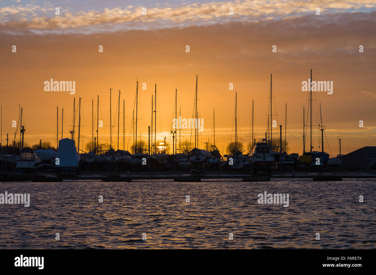 Coucher de soleil par le port Banque de photographies et d’images à ...