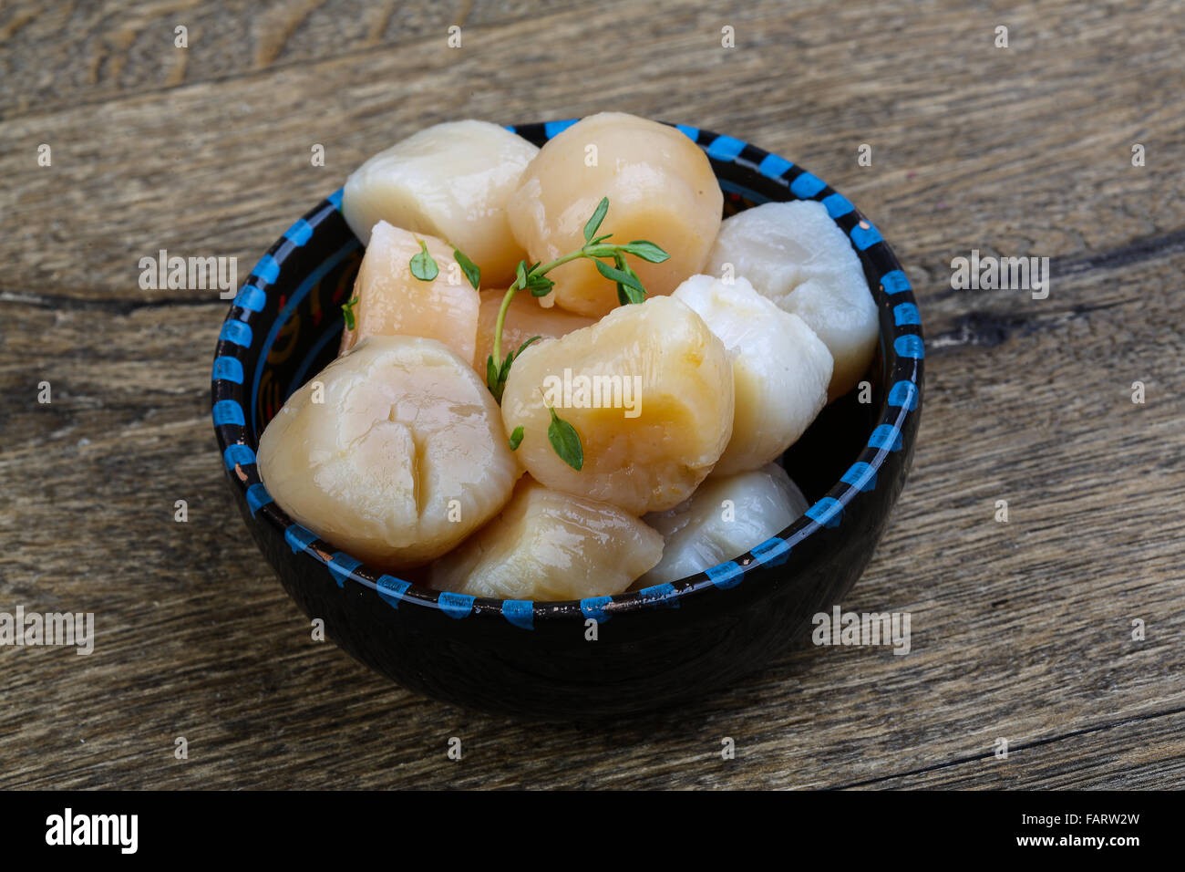 Pétoncles crus au thym - prête pour la cuisson Photo Stock - Alamy