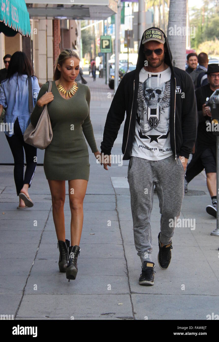 Bastian et Maria Yotta tenir la main tout en shopping à Beverly Hills ...