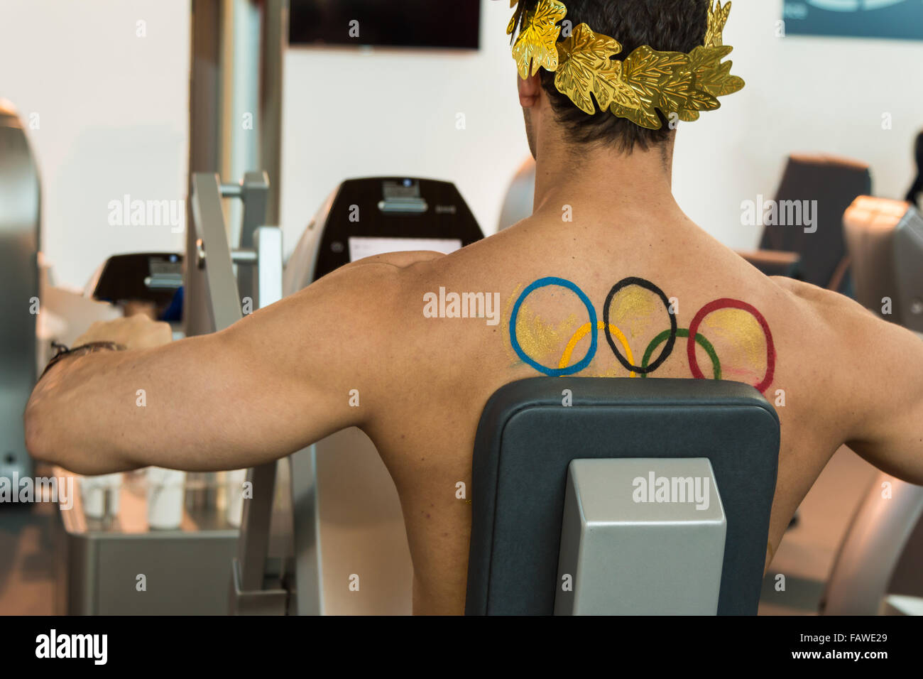 Garçon musclé avec Golden couronne de laurier sur la tête et sur l ...