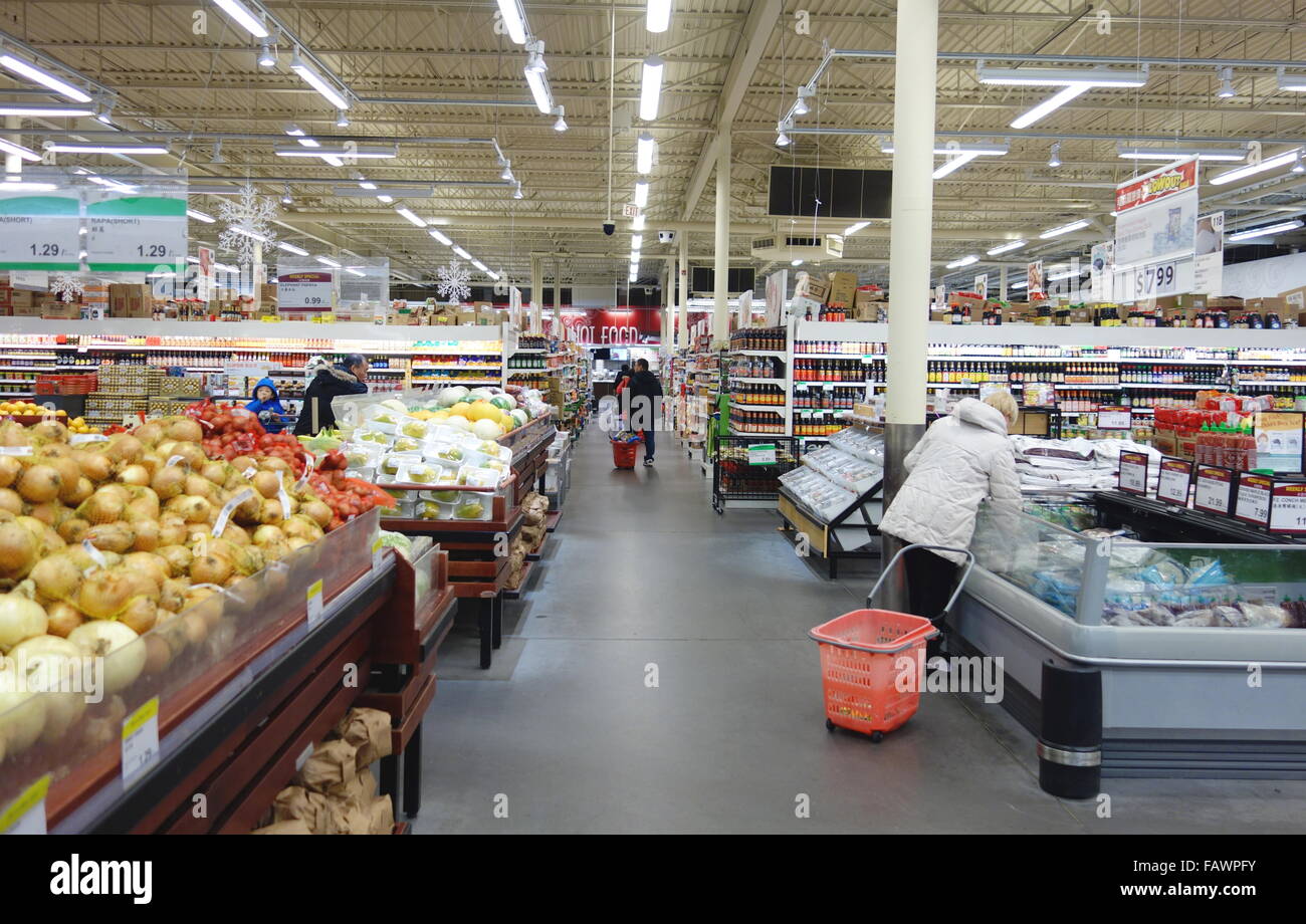 Supermarket aisle in toronto canada Banque de photographies et d’images ...