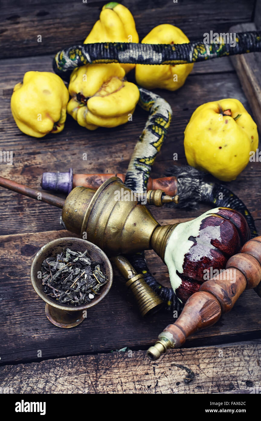 La chicha de cuivre dans un coffret en bois avec des fruits le coing ...