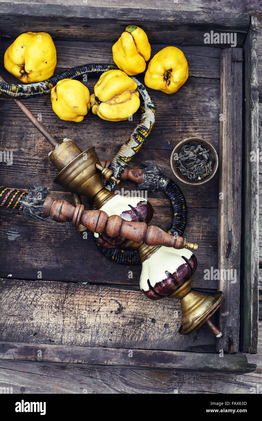 La chicha de cuivre dans un coffret en bois avec des fruits le coing ...