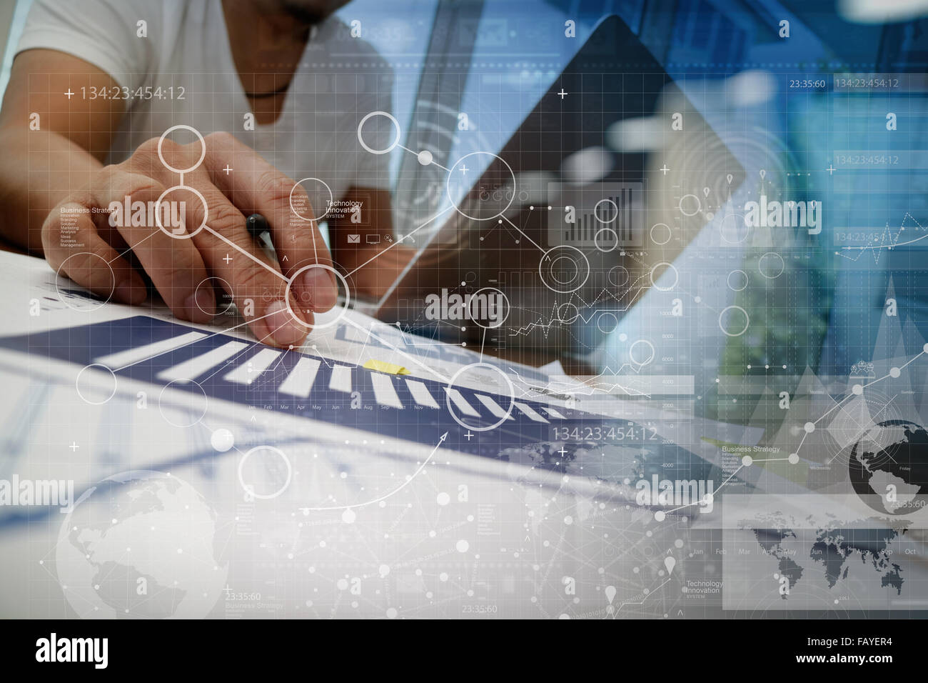 Businessman part de la technologie moderne et l'effet de couche numérique comme la stratégie de ...