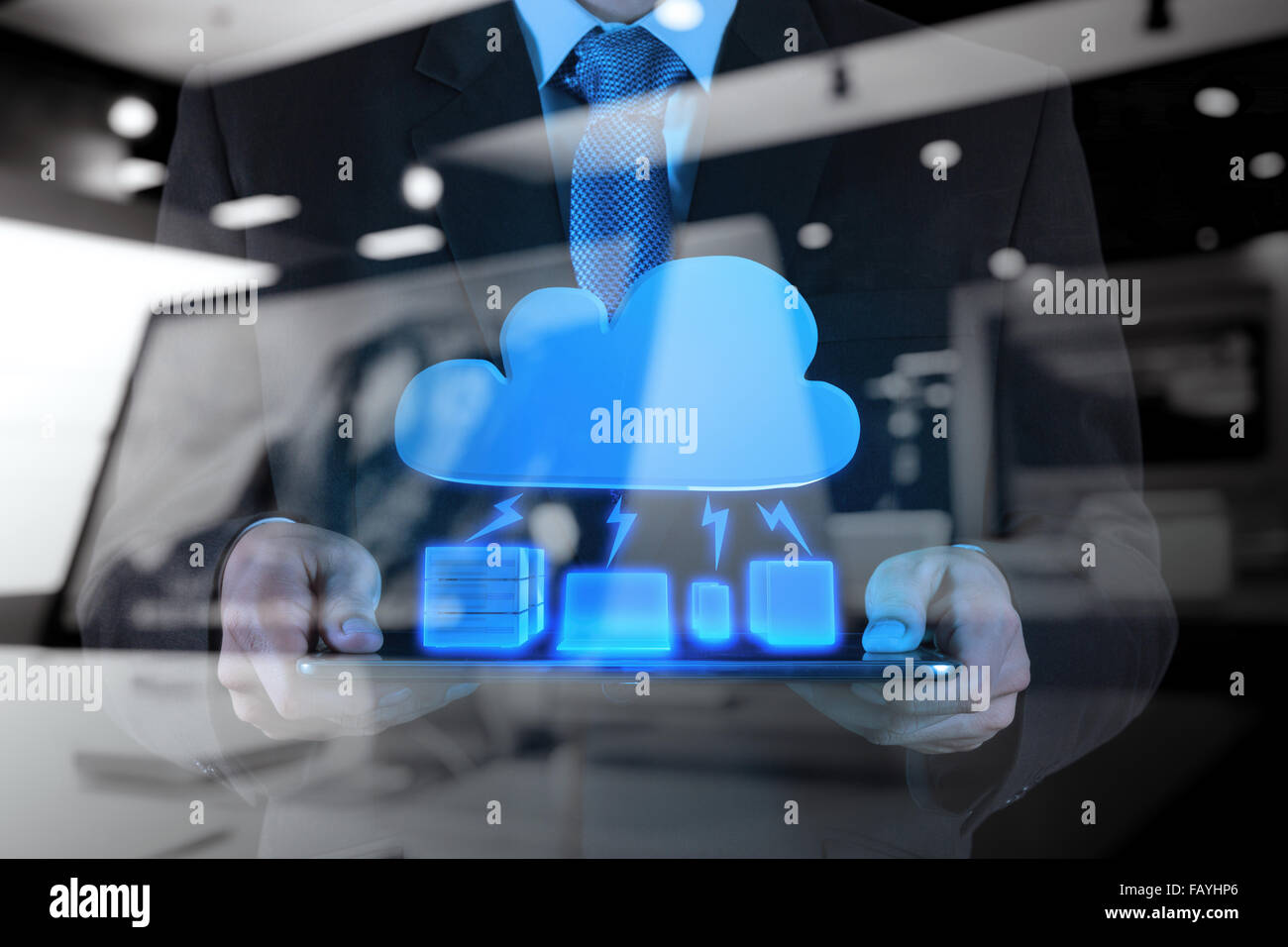 Double exposition de Man avec un schéma de Cloud Computing sur la ...