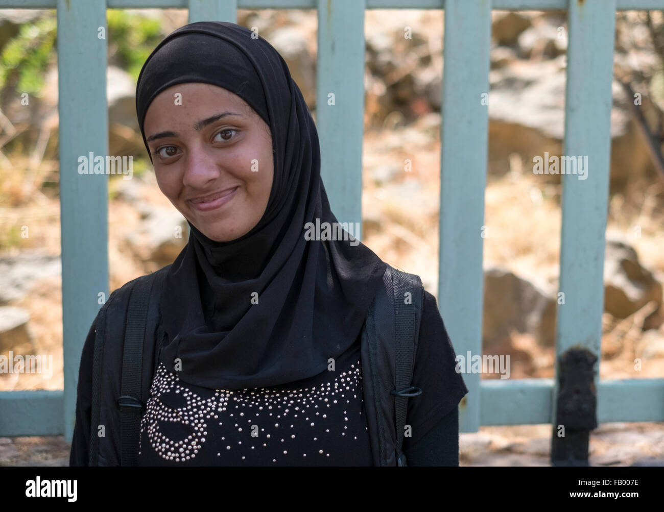 Jeune Fille de réfugiés syriens dans un hijab sourit de soulagement ...