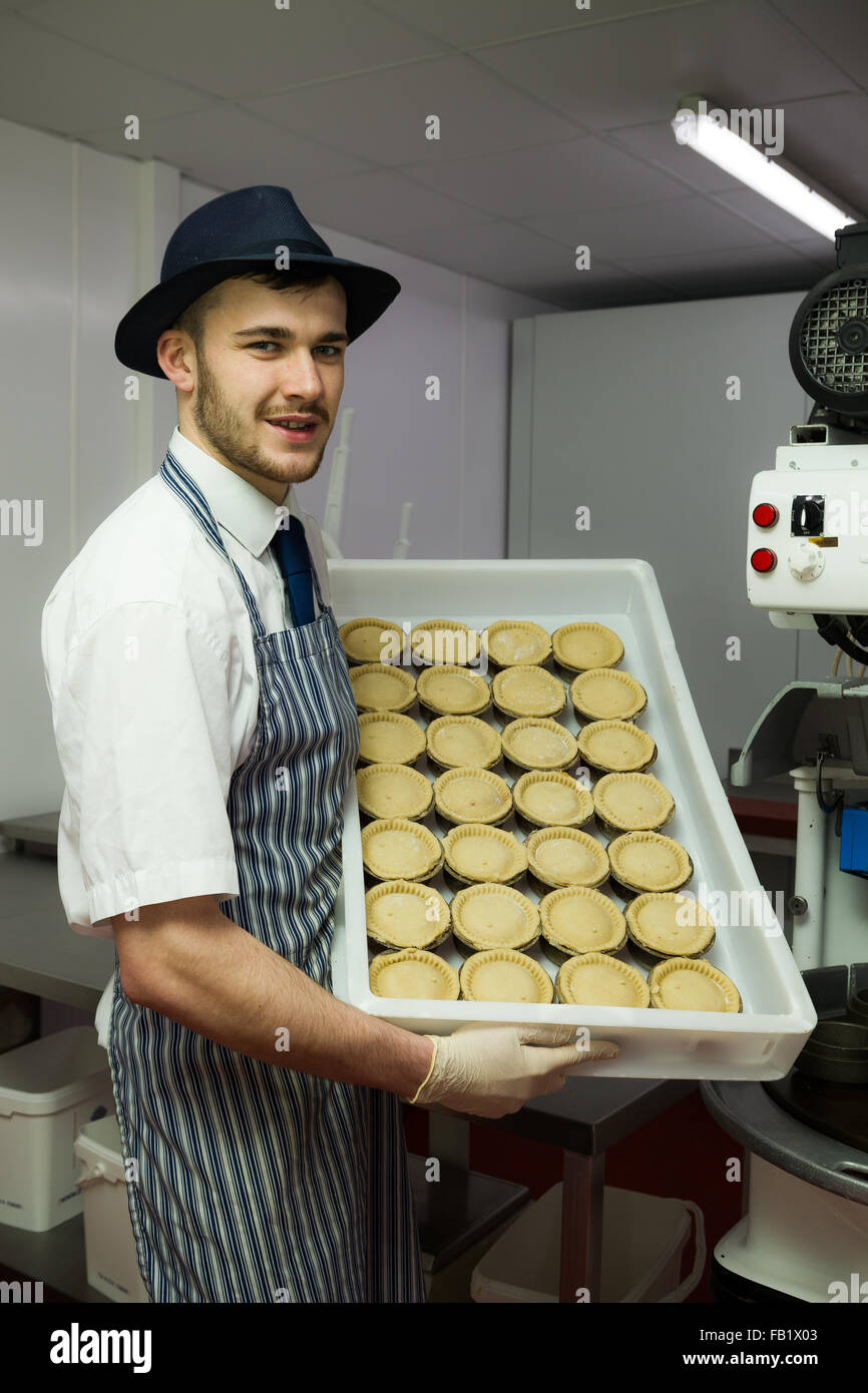 Homme tient un plateau Banque de photographies et d’images à haute ...
