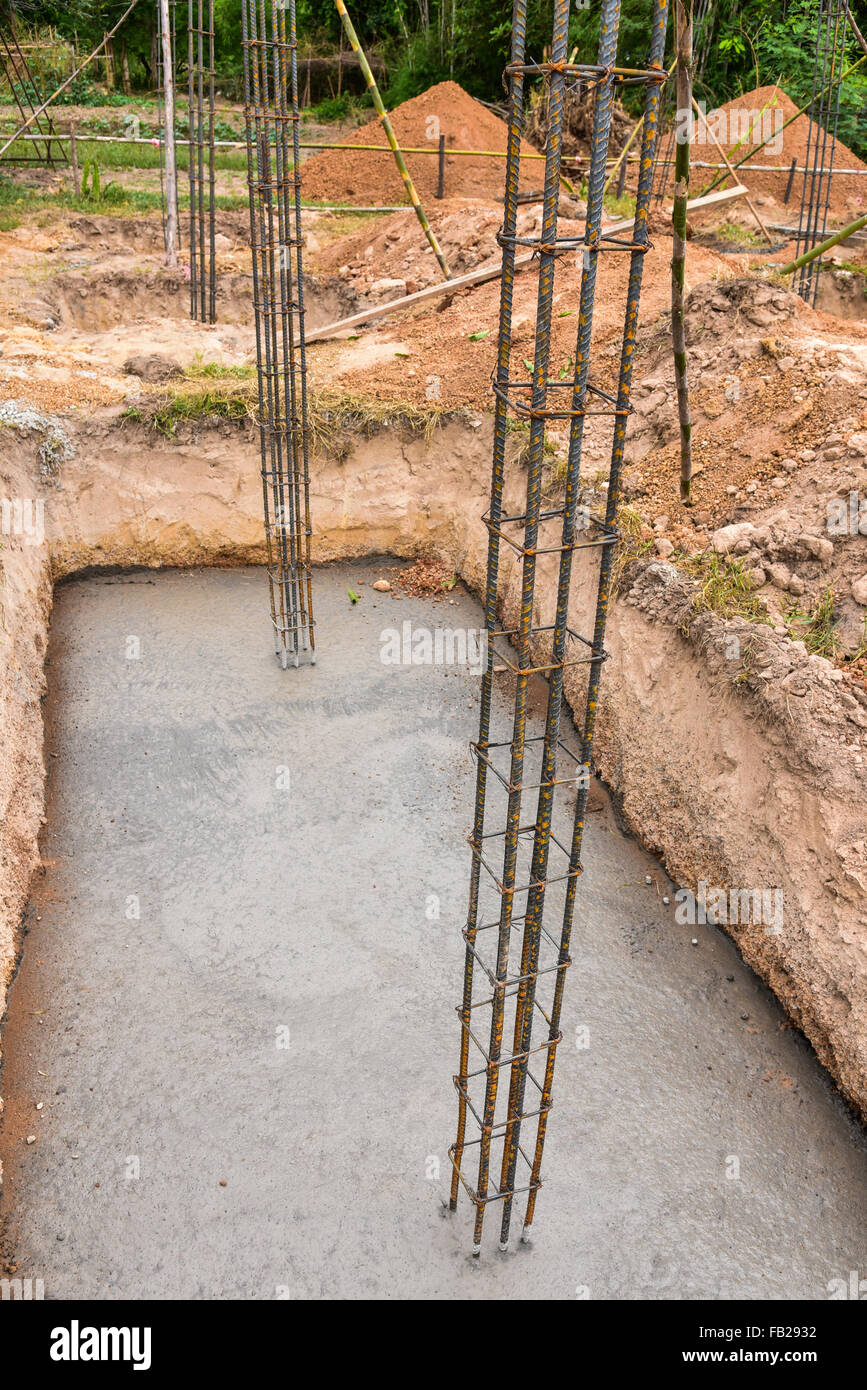 Semelles de béton pour les fondations d'une maison en construction ...