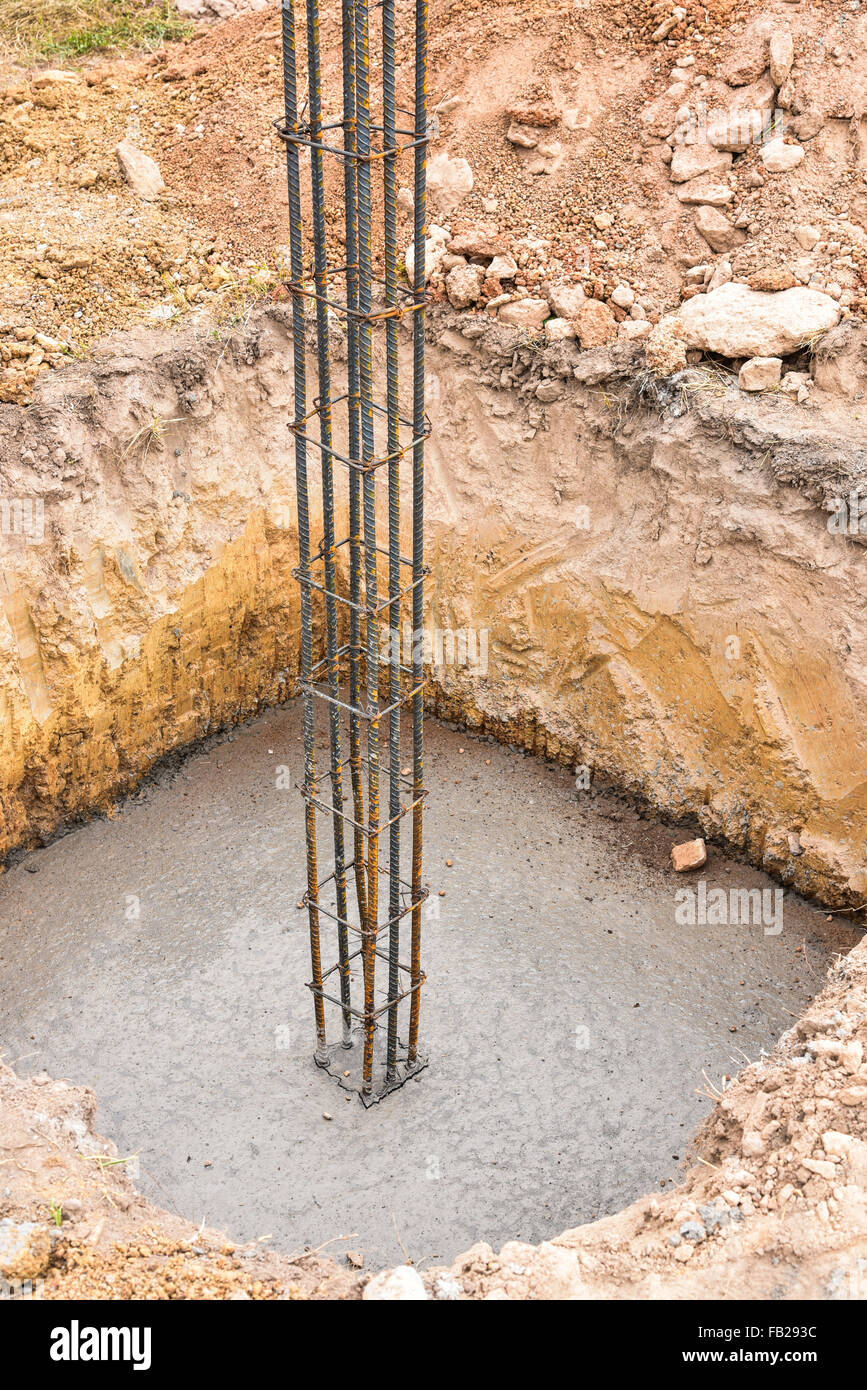 Semelles de béton pour les fondations d'une maison en construction ...