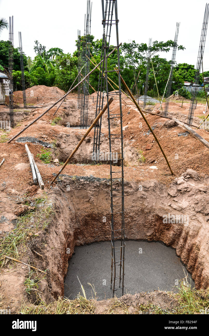 Semelles de béton pour les fondations d'une maison en construction ...