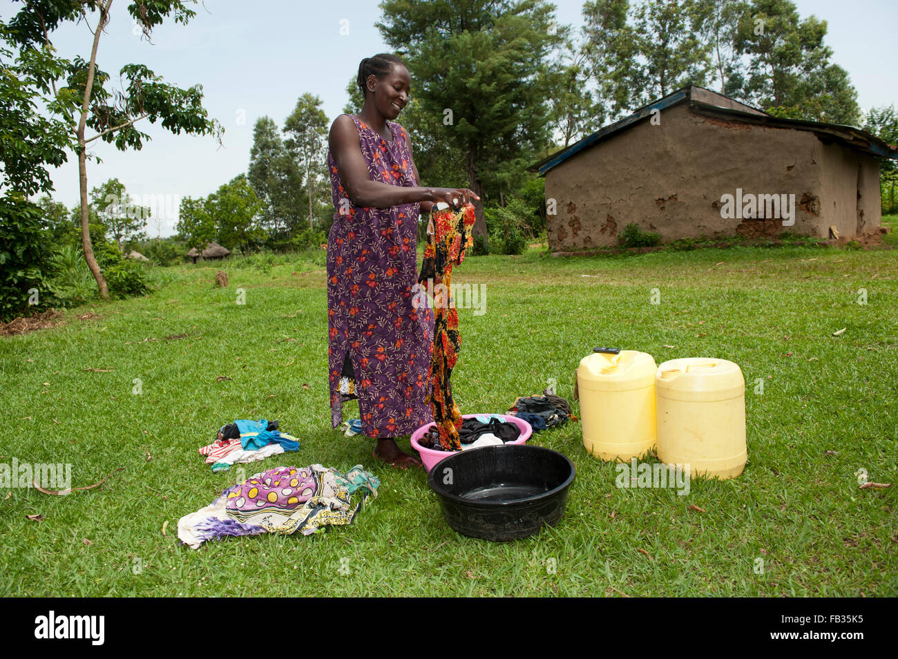 Femme à laver ses vêtements à la main, Bumala, au Kenya Photo Stock - Alamy