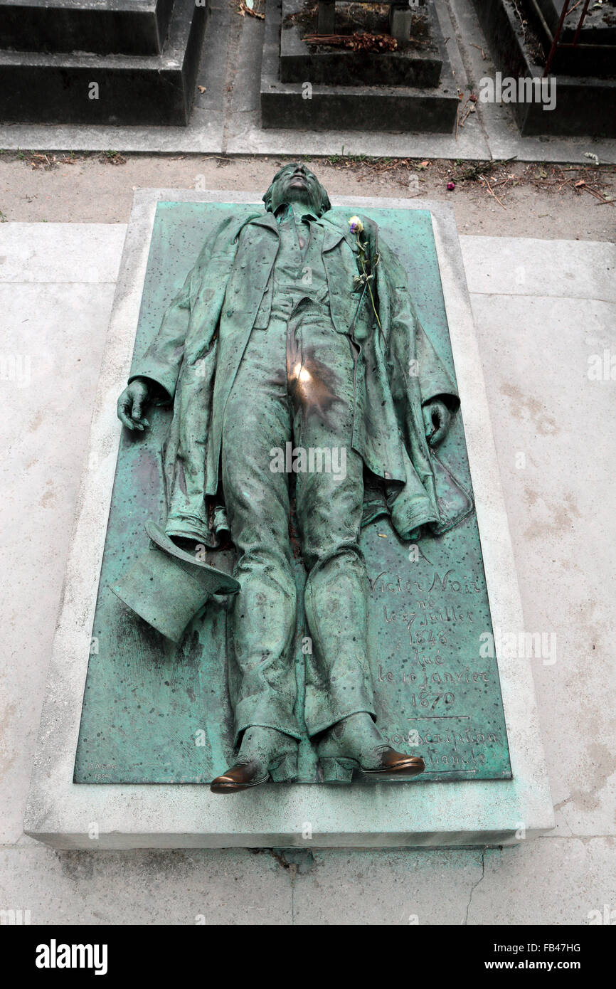 La tombe de Victor Noir, avec le brillant sensiblement entrejambe, dans ...