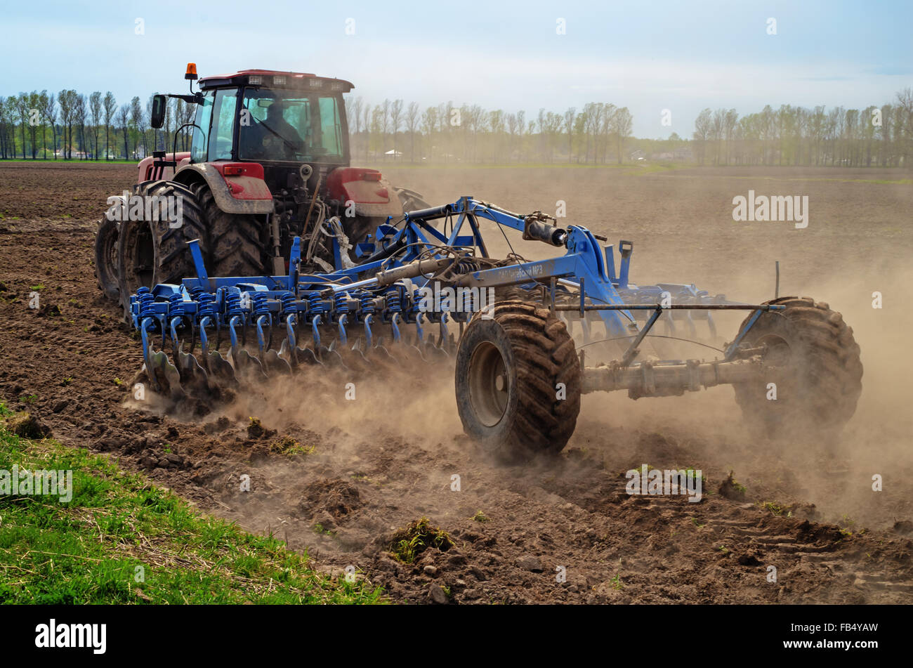 Le tracteur travaille dans un champ agricole Photo Stock - Alamy