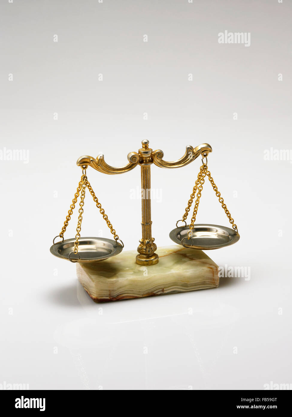 Le symbole de la justice, une échelle sur le fond blanc Photo Stock - Alamy