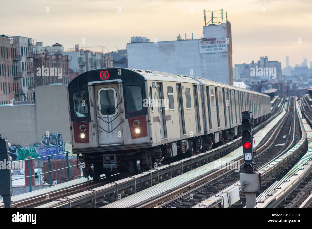 Un certain nombre 4 IRT Subway train élevé dans le Bronx à New York le ...