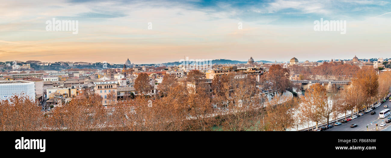 Donnant sur les toits de Rome, les palais historiques, les églises ...