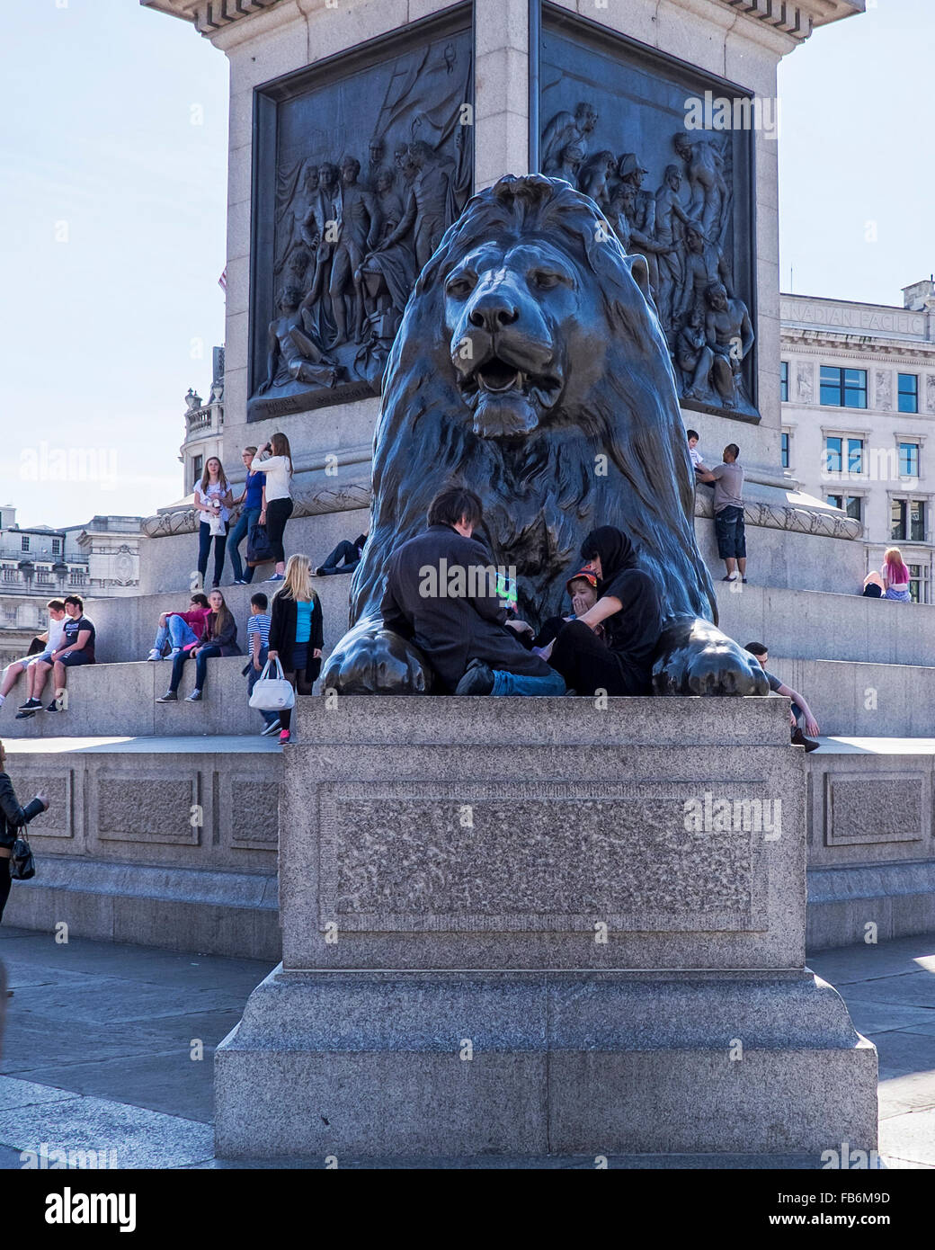 Base de colonne avec relief de lion Banque de photographies et d’images ...