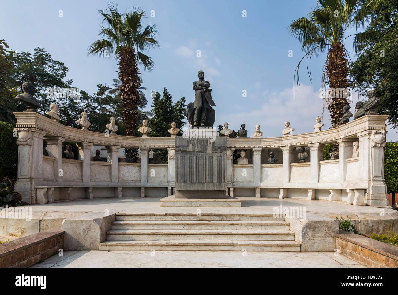 Statue de Ferdinand Auguste Mariette, le Musée égyptien, Le Caire ...