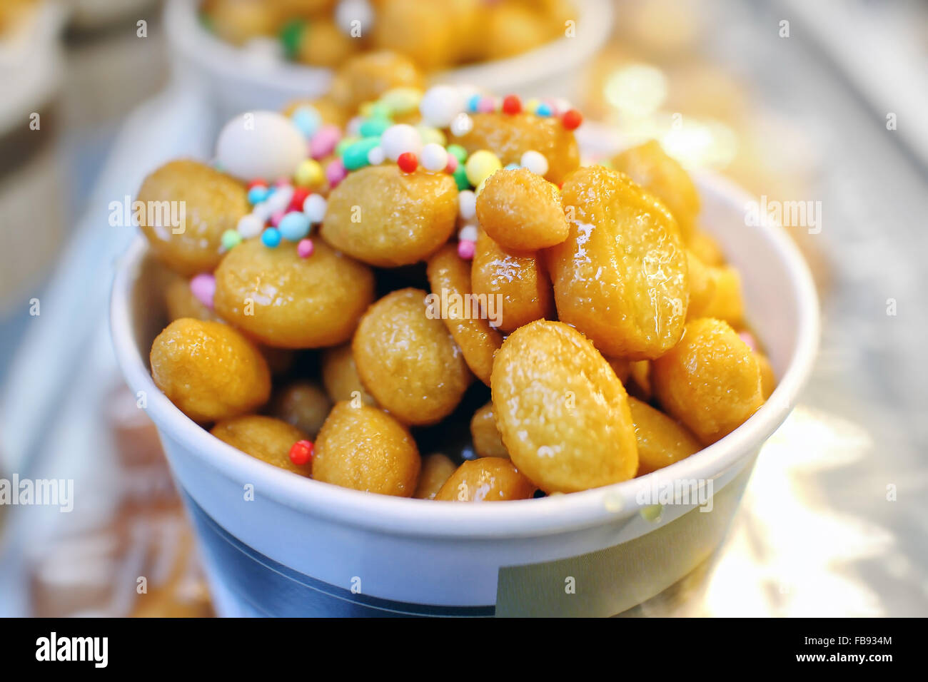Tasses remplies de Struffoli, pâtisserie napolitaine typique, composé ...