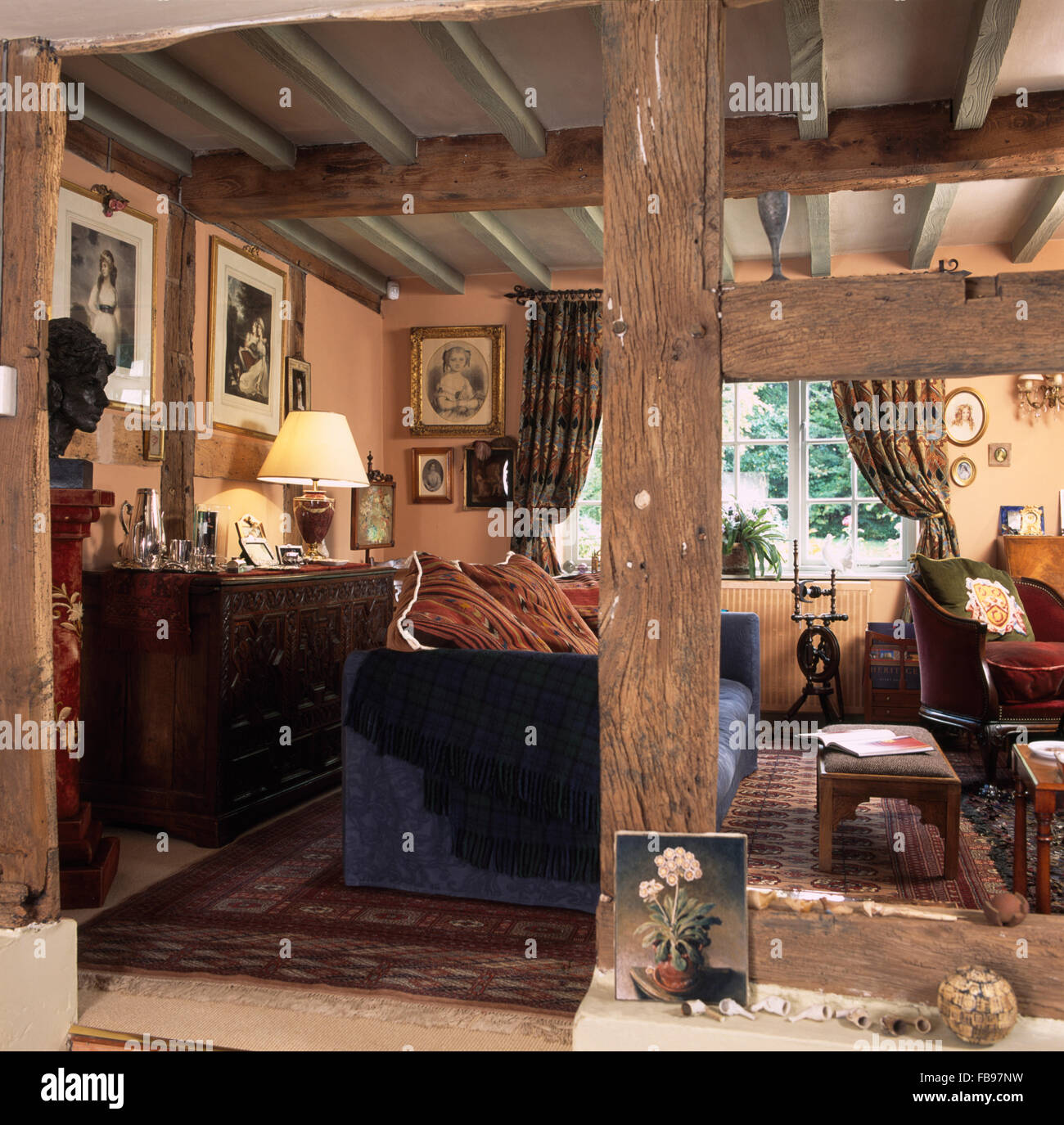 Paroi verticale en poutres exposées chalet d''un salon avec un canapé ...