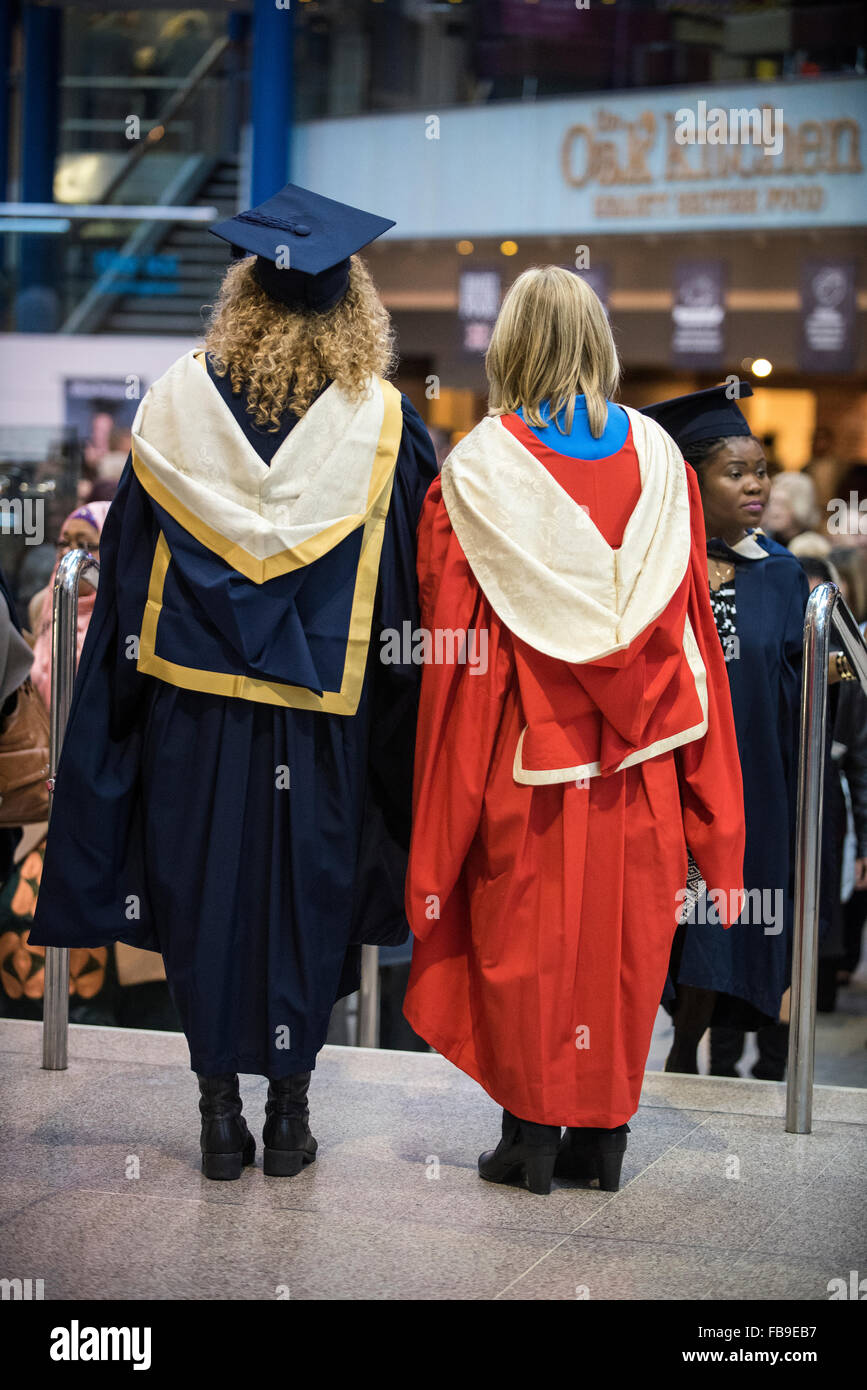 Graduand et Usher Vue arrière, cérémonie de remise des diplômes de l ...