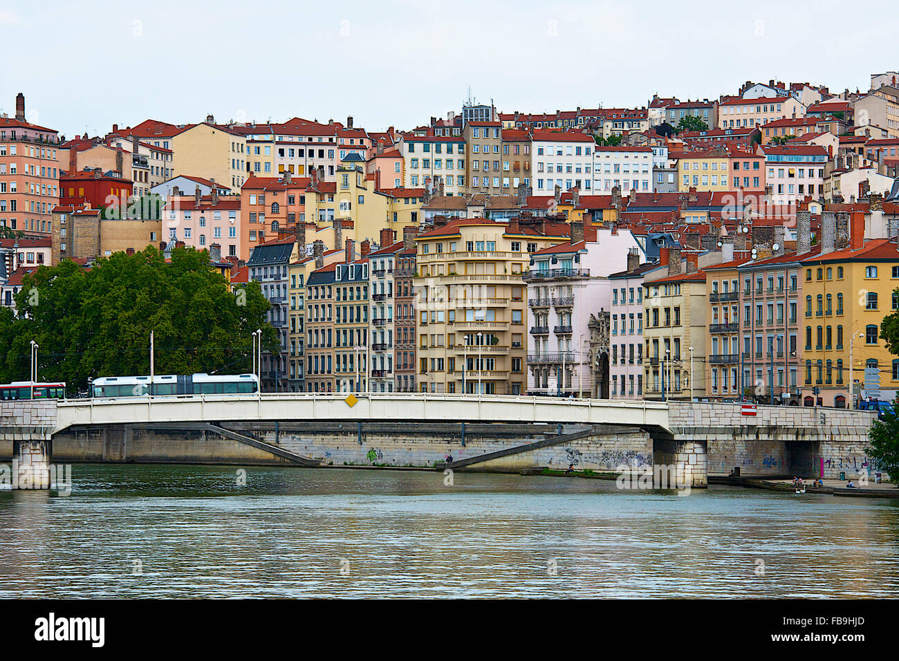 La Saône et le quartier de la Croix Rousse, Lyon, France Photo Stock ...