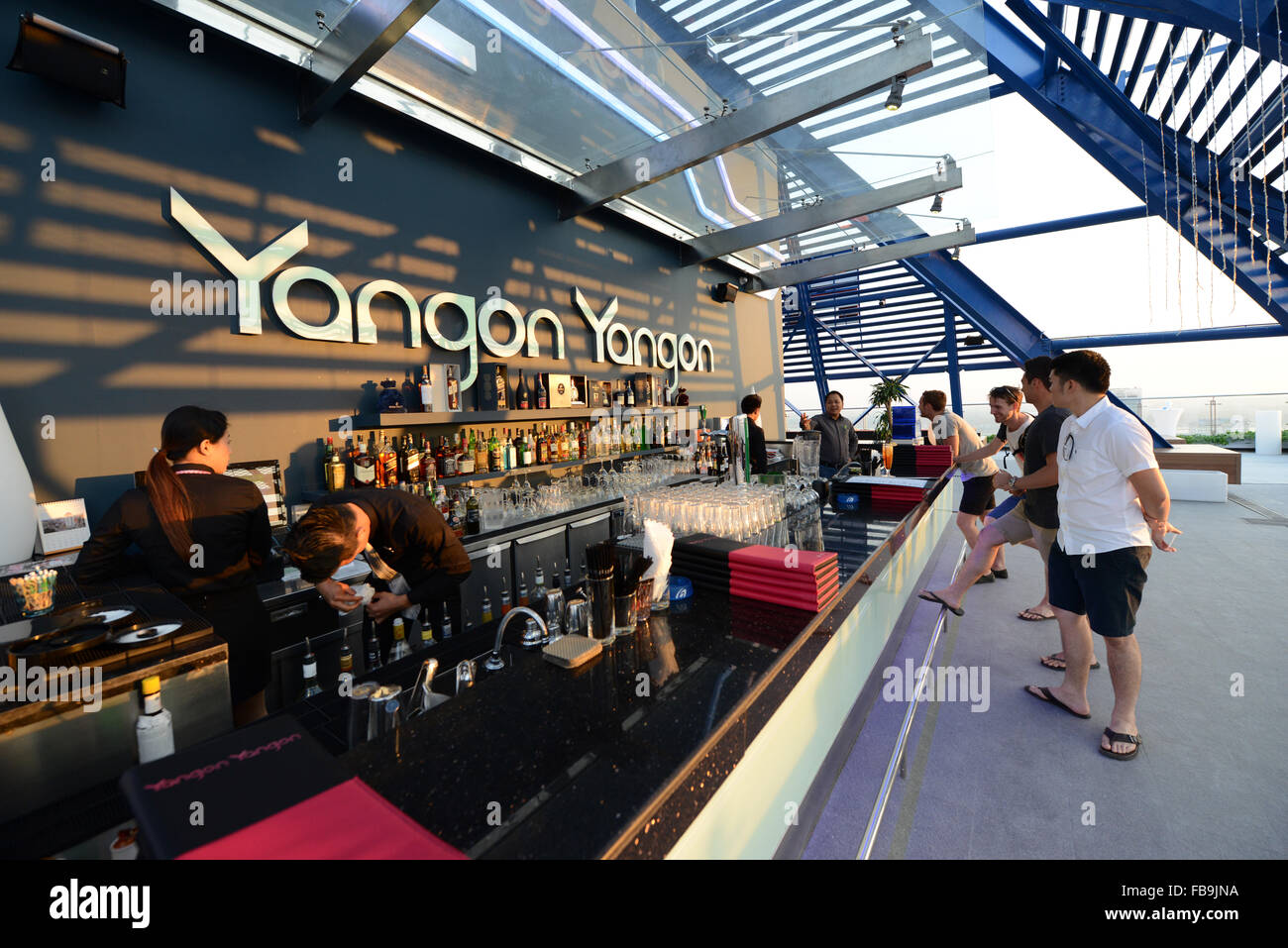 La belle "Yangon Yangon' sky bar dans le centre-ville de Yangon Photo Stock - Alamy