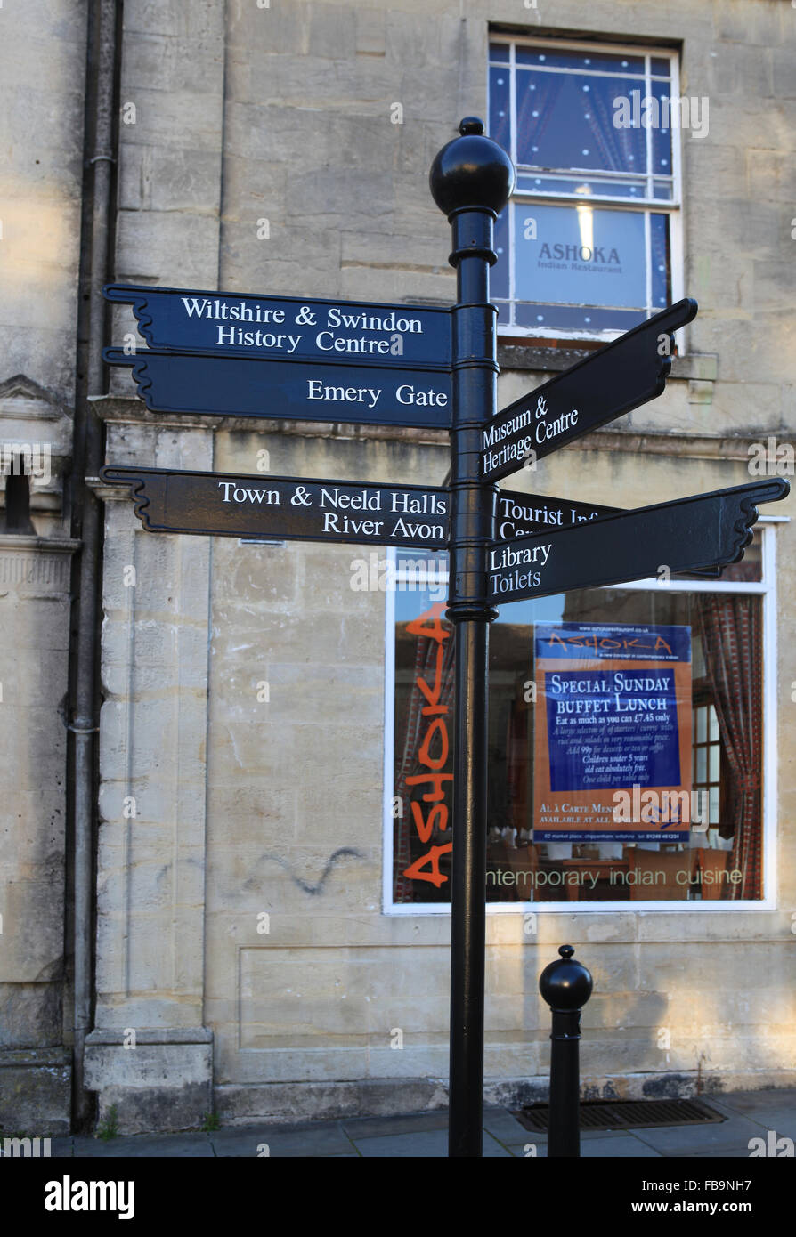 Poteau de signalisation à Chippenham Town Center Photo Stock - Alamy