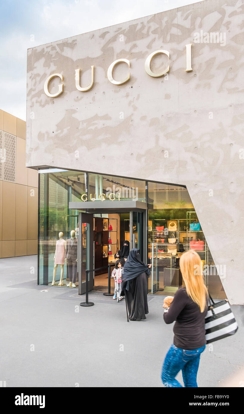 Wearing gucci Banque de photographies et d’images à haute résolution ...