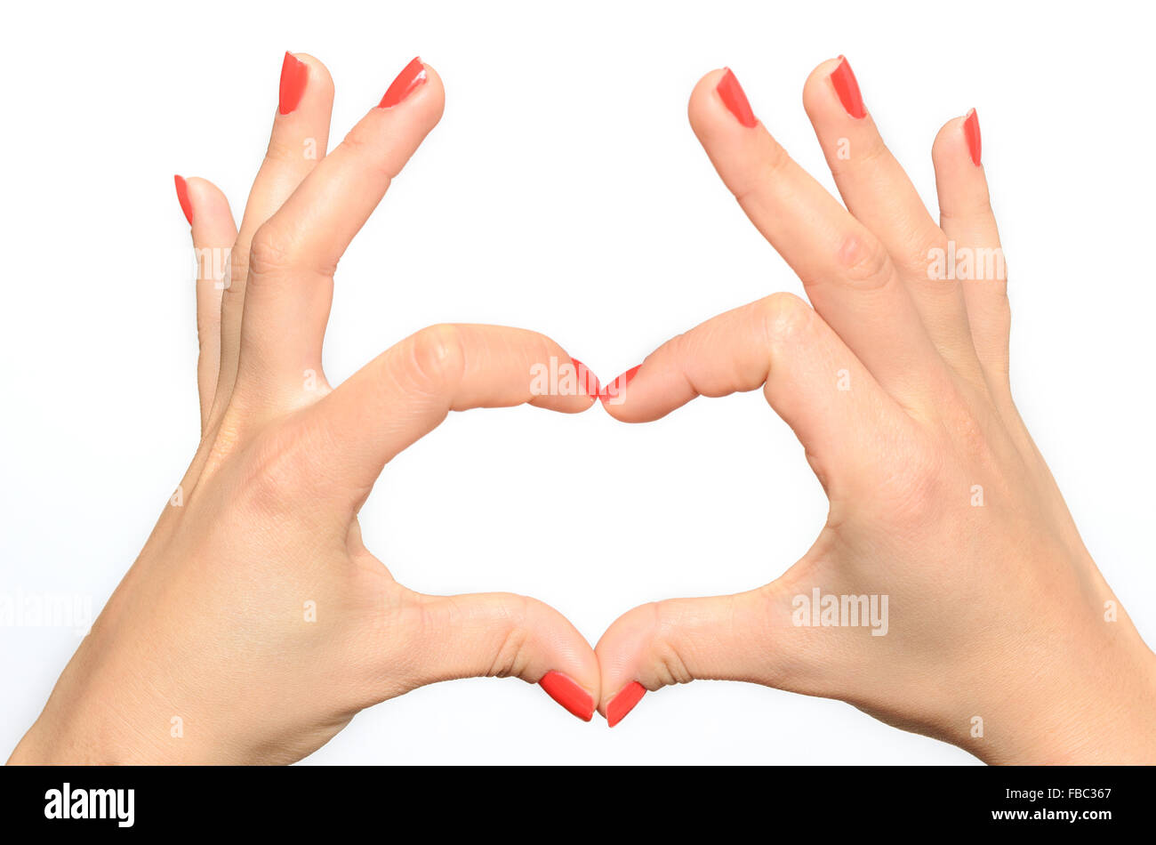 Femme faisant un coeur avec ses doigts le geste symbolique de l'amour ...