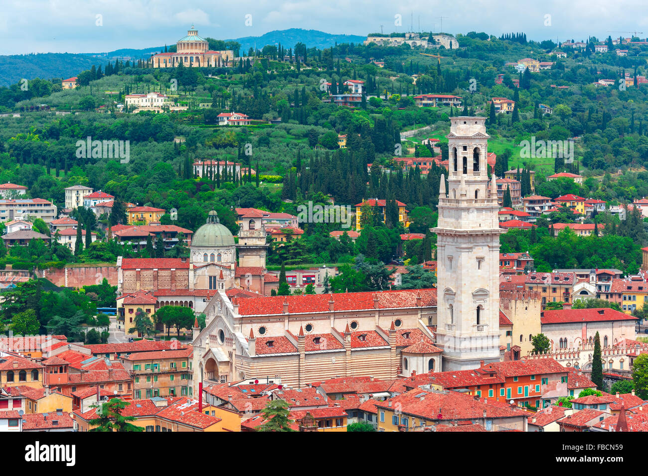 Vue aérienne de Duomo et toits rouges, Vérone, Italie Photo Stock - Alamy