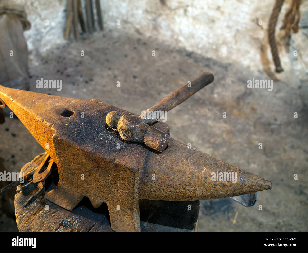 Ancien marteau et enclume, éclairé par la flamme (hors photo Photo ...