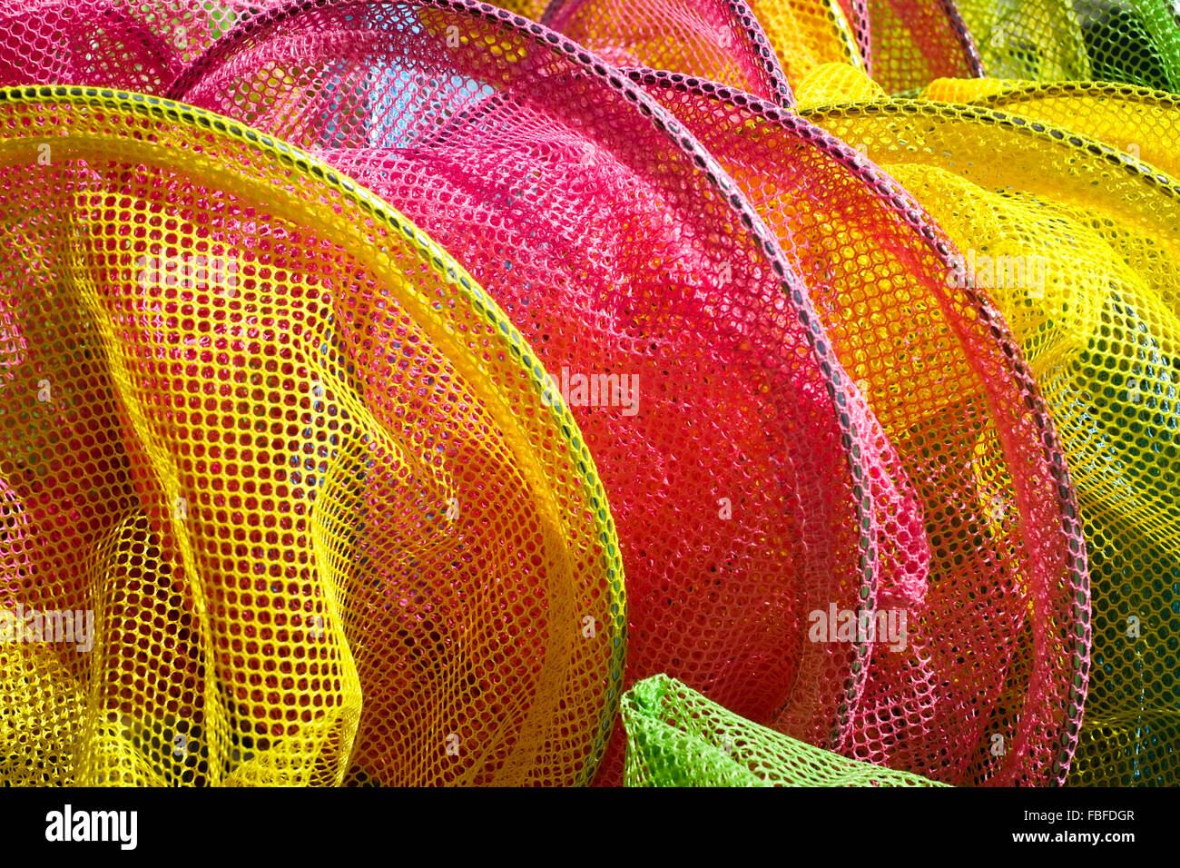 L'enfant Multi-couleur des filets de pêche sur l'affichage à station ...